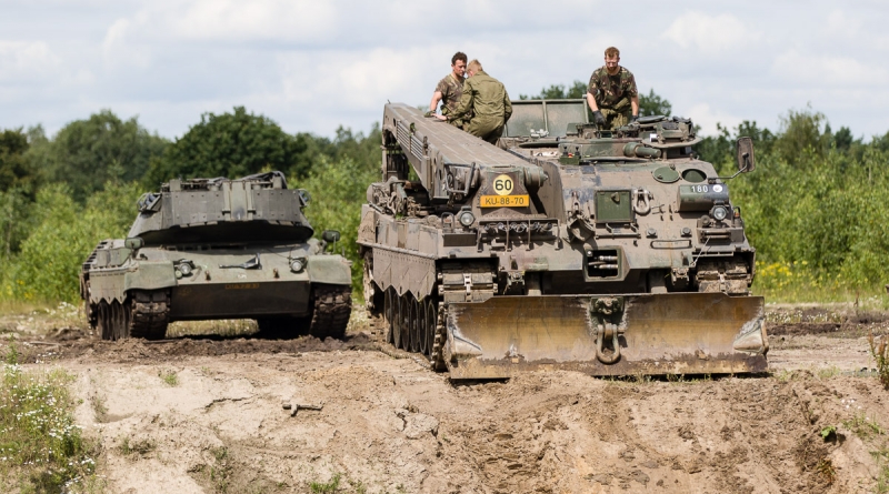 Leopard 2 bergingstank (Buffel) - DefensieFotografie